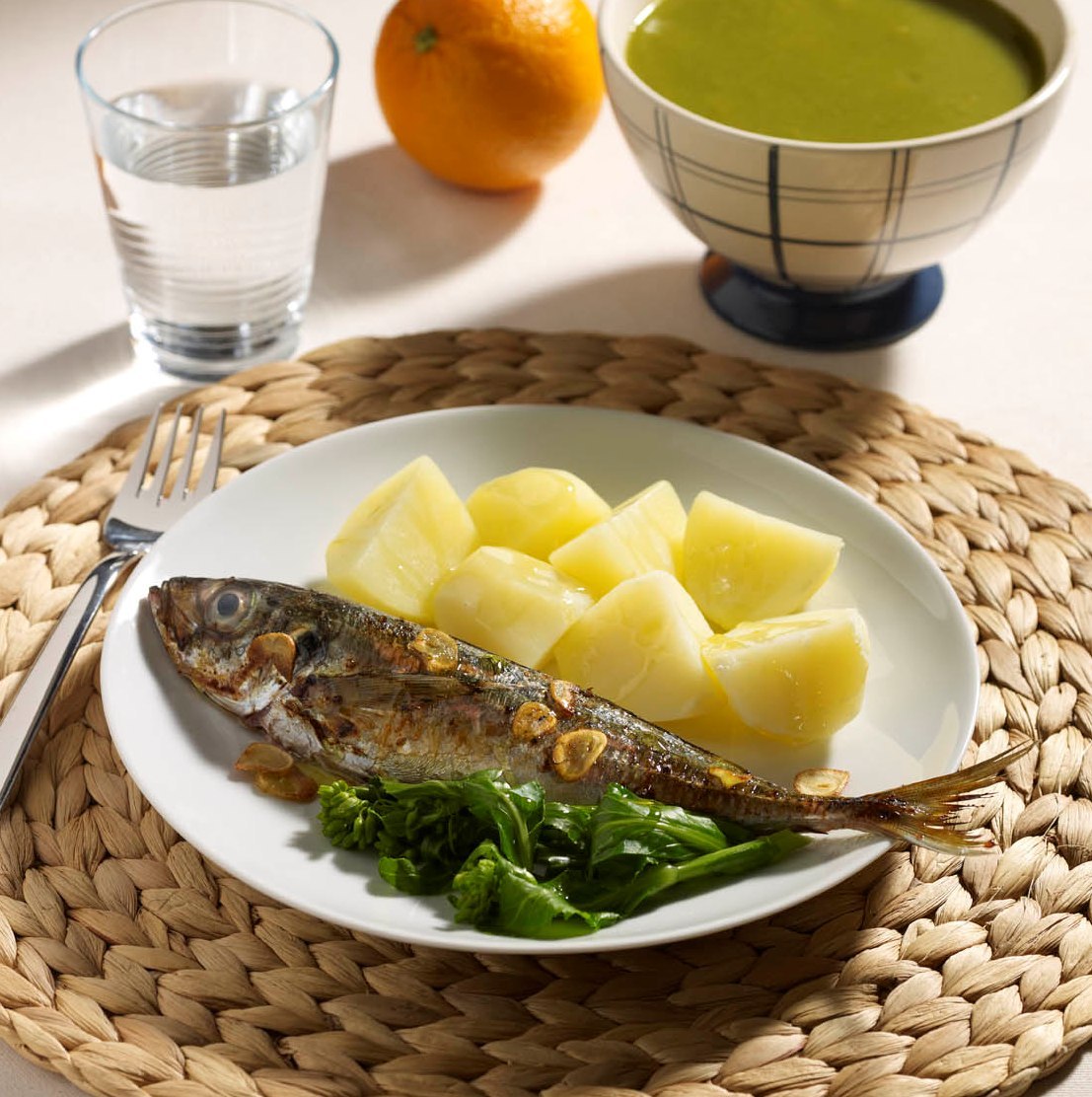 Carapau grelhado com batata cozida | SAPO Lifestyle